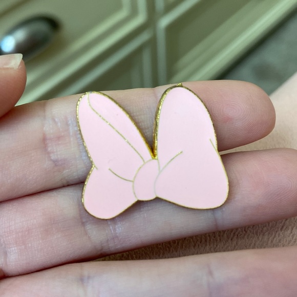 Disney | Jewelry | Daisy Duck Pin | Poshmark